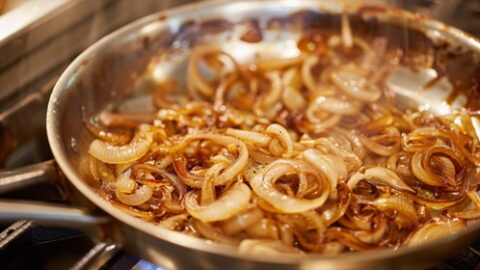 How to Caramelize Onions | Caramelising Onions in 4 Different Methods ...